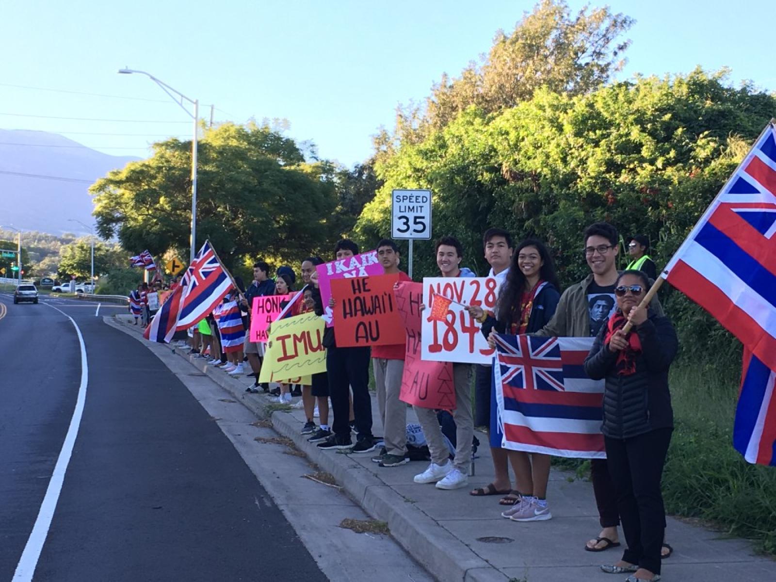 Lā Kūʻokoʻa Sign Waving | Kamehameha Schools